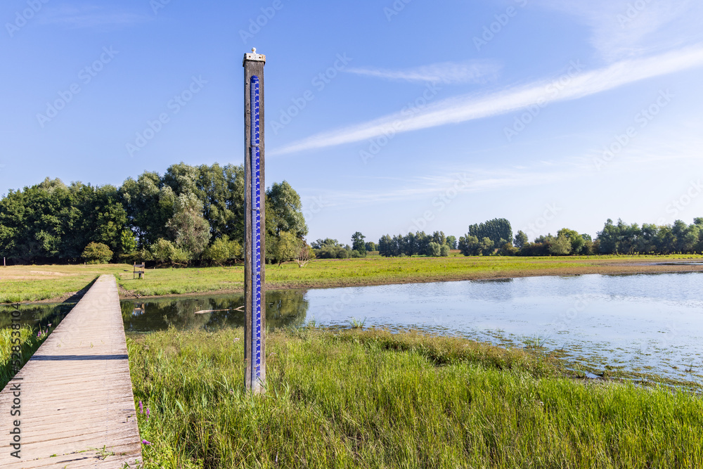 Fotka „Low water is clearly visible by the water level meter in the ...