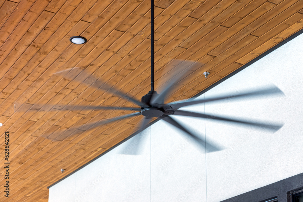 HVLS ceiling fan big fans for hot air cooling. Large ceiling fans for ...