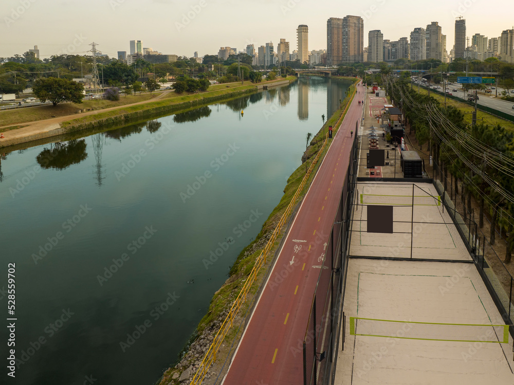 Foto aérea da Marginal do rio Pinheiros, em São Paulo, sentido zona ...
