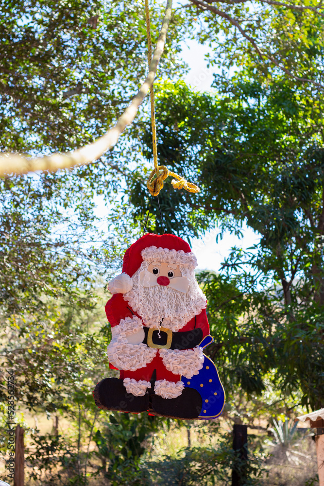 Piñata típica mexicana con figura de Santa Claus en posada mexicana ...