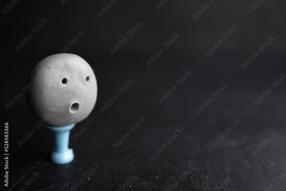 muñeco hecho a mano con plastilina gris con una pincheta, con expresión ...