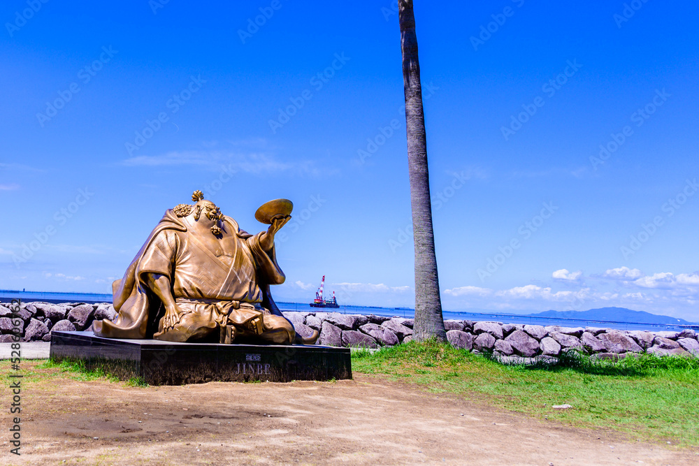 ジンベイ像「ワンピース・麦わらの一味」 Statue of Jinbei "One Piece Straw Hat Crew" 日本(夏 ...