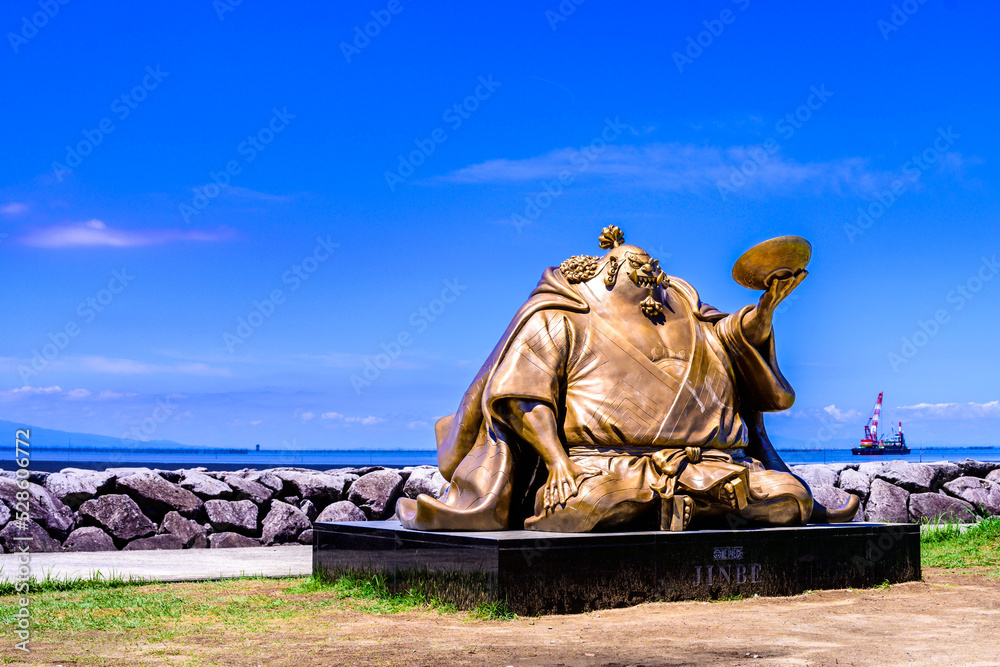 ジンベイ像「ワンピース・麦わらの一味」 Statue of Jinbei "One Piece Straw Hat Crew" 日本(夏 ...