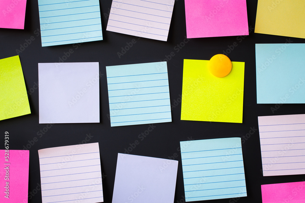 Foto de paper note on empty Blank chalkboard magnet. blank notes ...