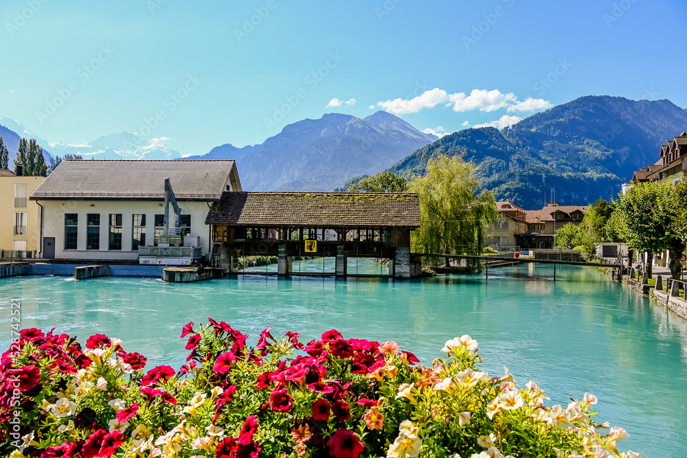 Unterseen, Schleuse, Holzbrücke, Aare, Fluss, Uferweg, Altstadt ...