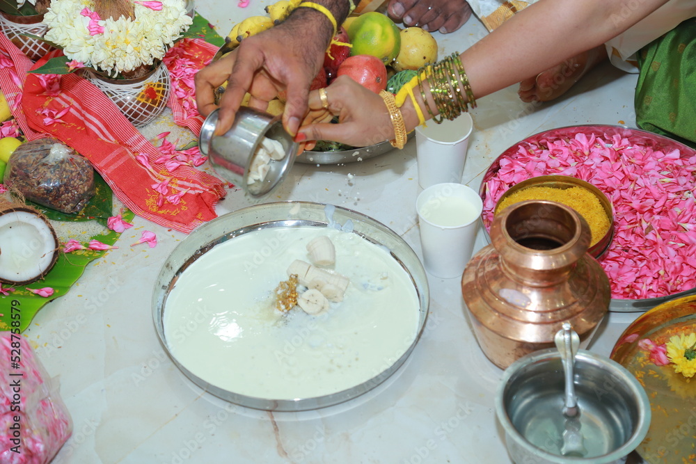 Foto de Bangalore, India 8th June 2022: Graha Pravesh. Grah or gruh ...