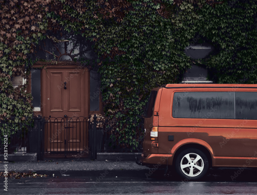 Red minivan parks in front of a house with a red door, ilustration ...