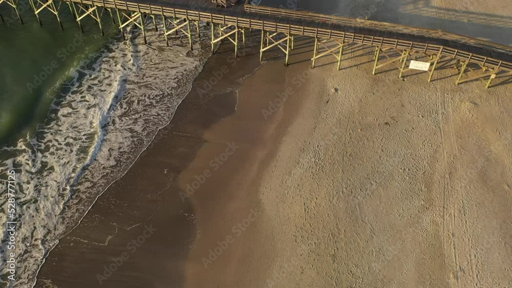 Video „Fishing pier in early morning sun at coastal vacation ...