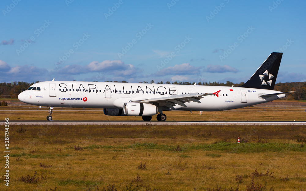 Turkish Airlines Airbus A321-200 in Star Alliance Livery landing with ...