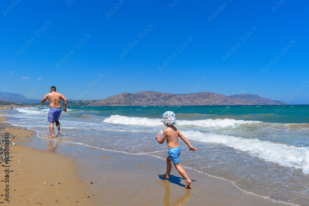 Familie am Strand von Paralia Kourna/Georgioupoli-Chania/Kreta ...