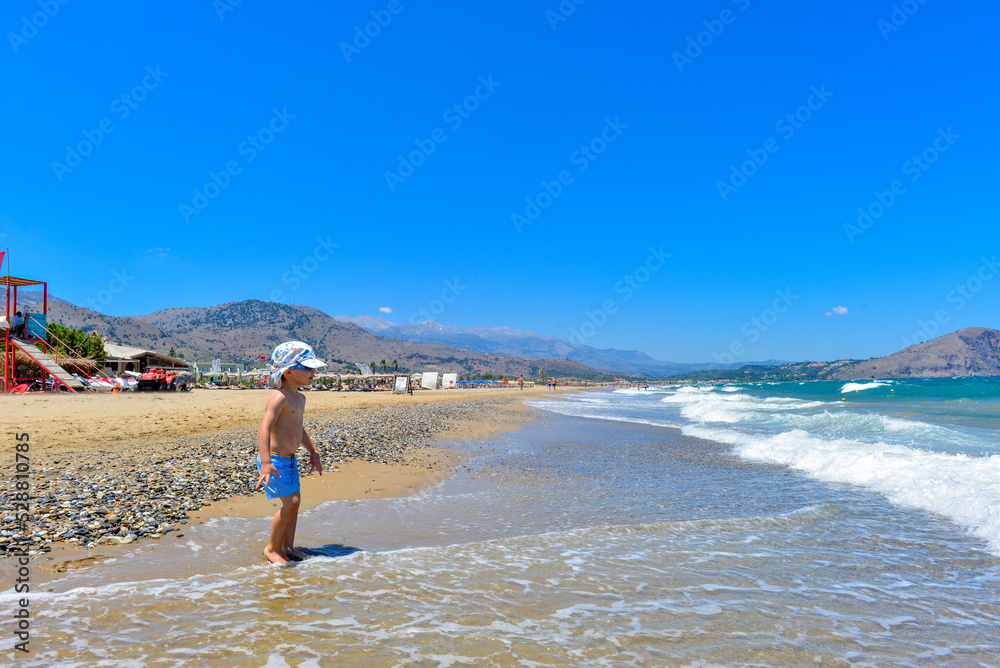 Spielendes Kind am Strand von Paralia Kourna/Georgioupoli-Chania/Kreta ...
