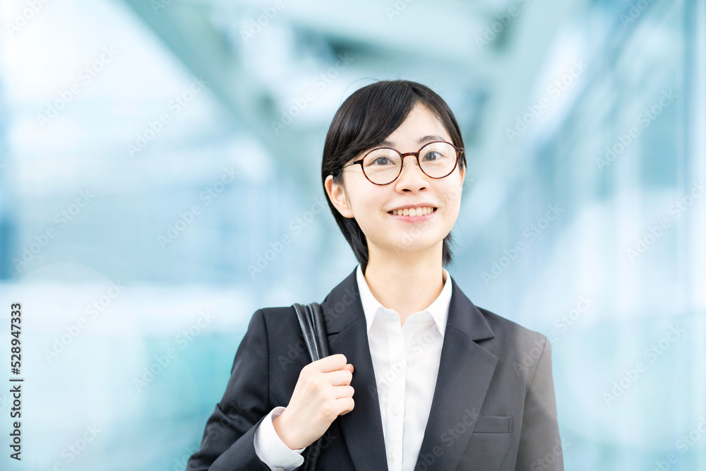 スーツ姿の若い女性 Stock 写真 Adobe Stock