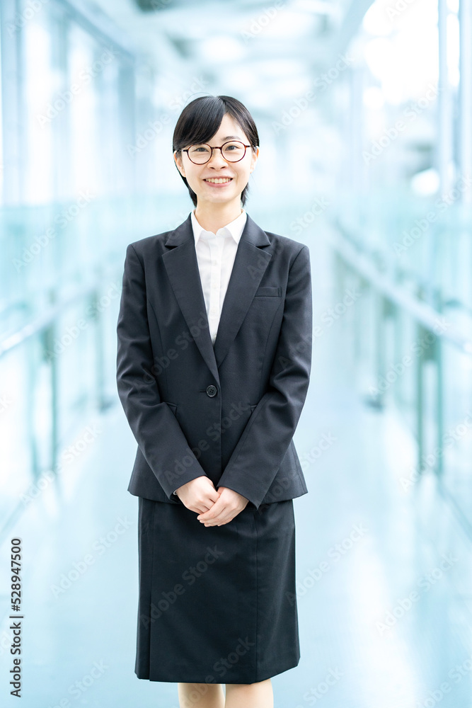 スーツ姿の若い女性 Stock 写真 Adobe Stock
