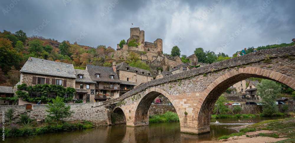 Foto de Belcastel medieval castle and town in the south of France ...