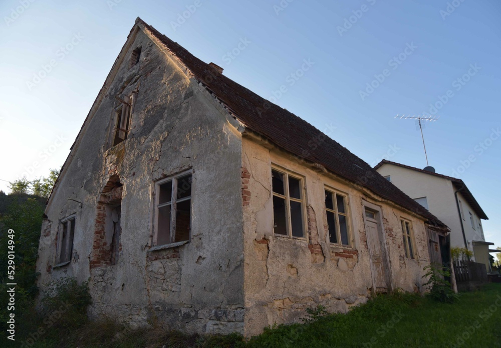 altes verfallenes Bauernhaus, Haus, abrissreifes Haus, Ruine Stock ...