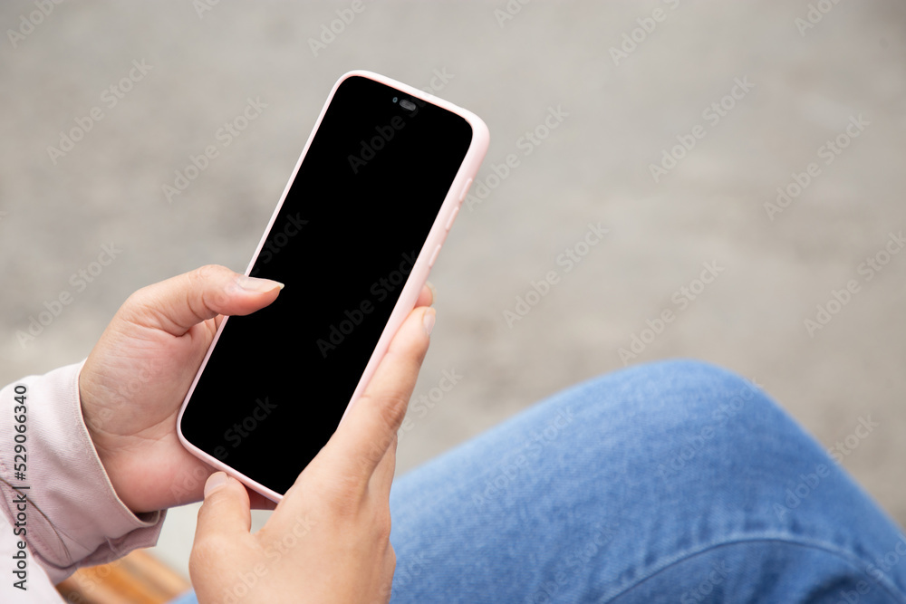 Poster Mano de mujer revisando un celular al aire libre, pantalla de ...