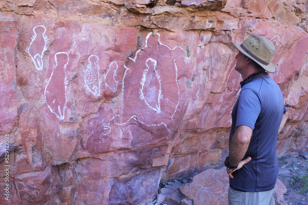 Fotografía Australian man looking at Australian Aboriginal mythology ...