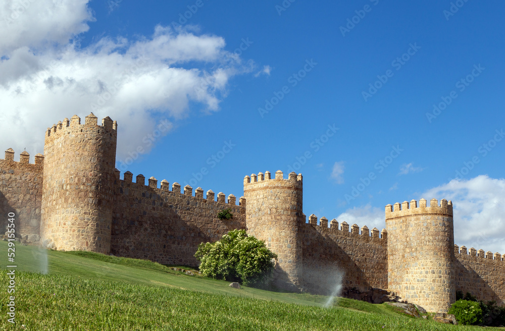 Sección de la muralla románica de Ávila (siglo XII). Patrimonio de la ...