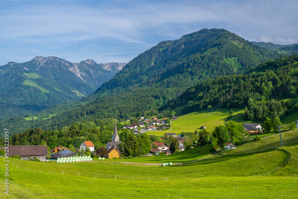 Dorf Gurtis bei Nenzing im Walgau, in Vorarlberg, Österreich ภาพถ่าย ...