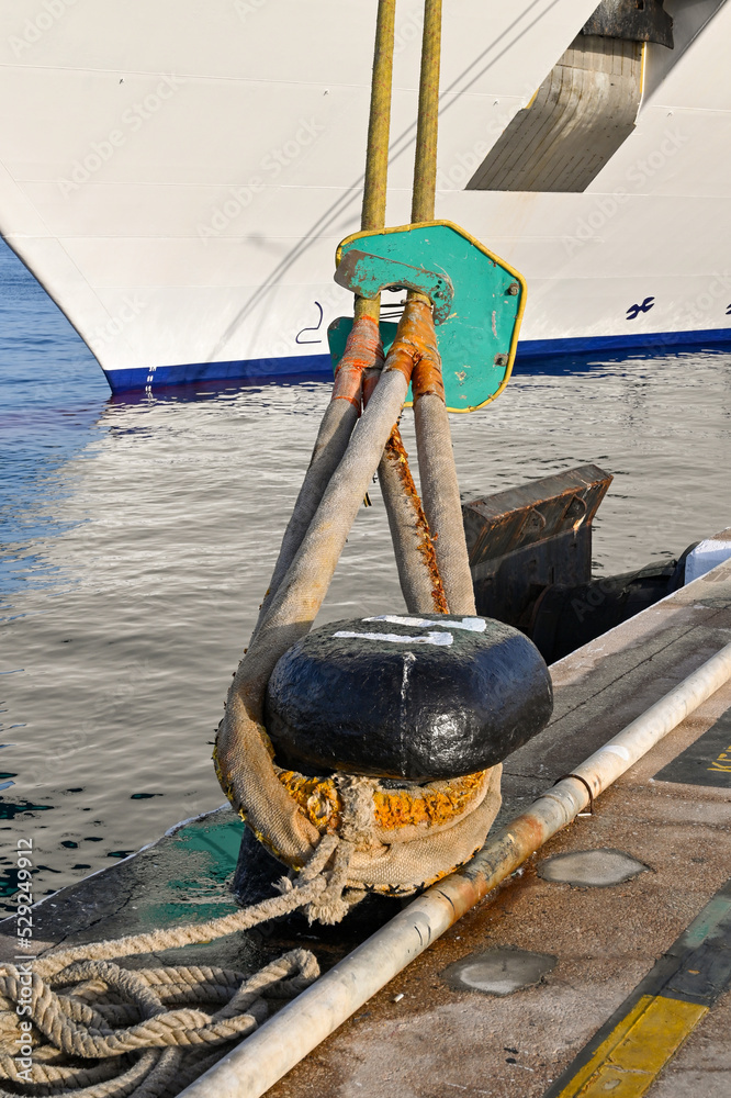 Foto de Close up view of mooring lines of a cruise ship looped around a ...