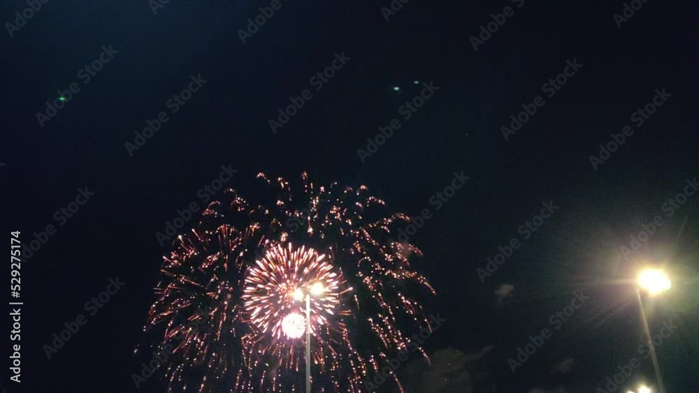 Vidéo Stock 4K New year's eve fireworks celebration of real fireworks ...