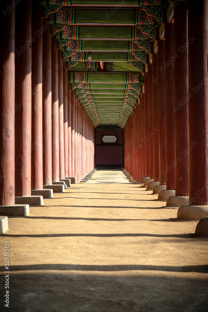 Diminishing perspective of corridor amidst columns in Gyeongbokgung ... Diminishing perspective of corridor amidst columns in Gyeongbokgung ...