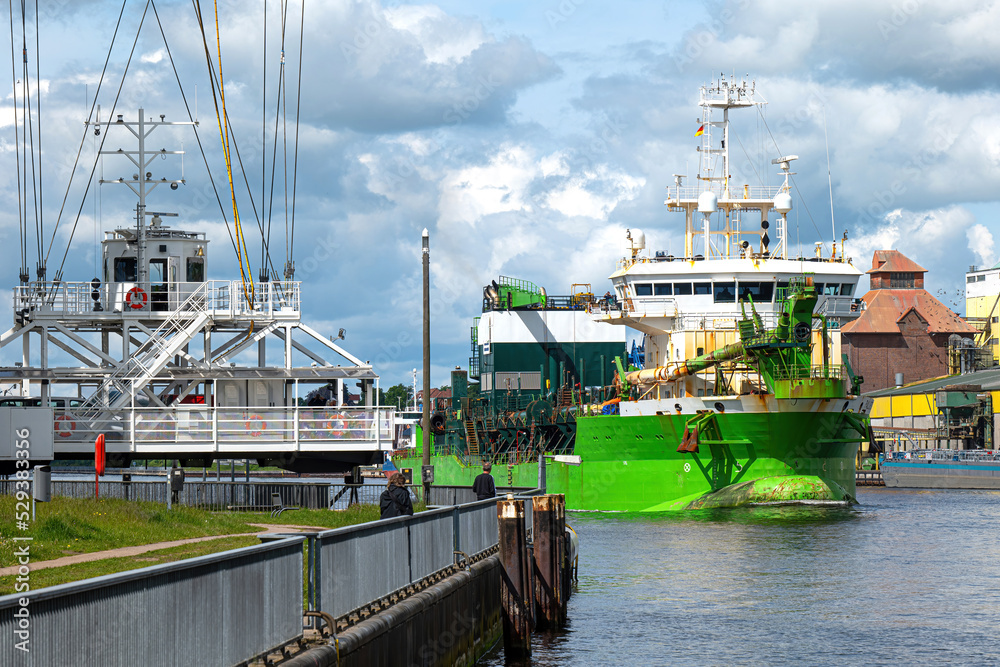 Foto de Saugbaggerschiff auf dem Nord-Ostsee-Kanal bei Rendsburg mit Schwebefähre unter der ...