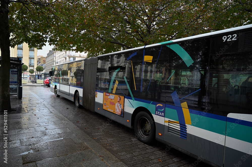 Rennes, France, 6 septembre 2022 : Bus des transports en commun de ...