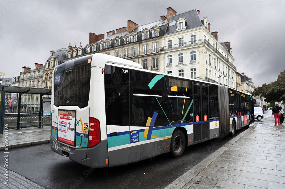 Rennes, France, 6 septembre 2022 : Bus des transports en commun de ...