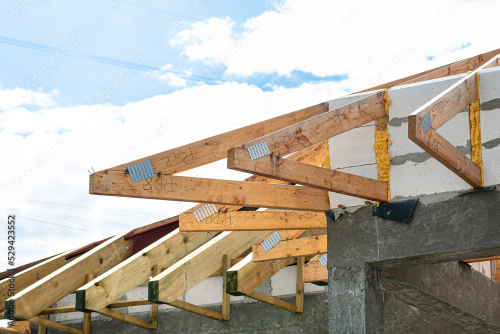 Roof trusses connected to the roof truss, not covered with a roof, with ...