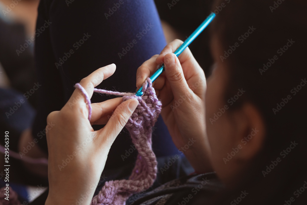 Manos tejiendo crochet con aguja y lana Stock Photo | Adobe Stock