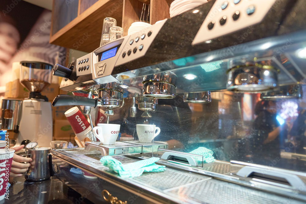 Foto de SHENZHEN, CHINA - CIRCA MAY, 2016: inside of Costa Coffee ...