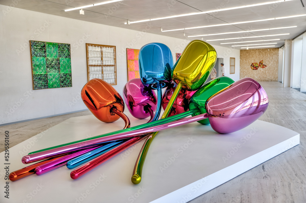Foto de Milan, July 4, 2022: "Tulips" artwork by Jeff Koons in Milan's ...