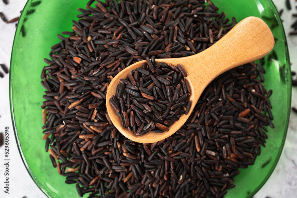 Fotka „Black rice, also known as purple rice or forbidden rice. Organic ...