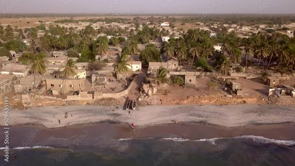Vidéo Stock Aerial footage of small concrete houses between palm trees ...