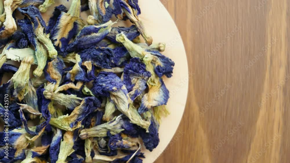 Vidéo Stock Rotating Dried Butterfly Pea Flower Blue Tea Leaves on Wood ...