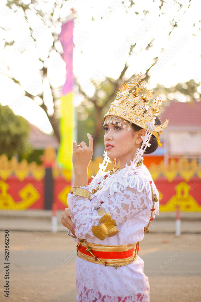 Indonesian Culture Clothing Explore & Experience: Indonesian Culture ...