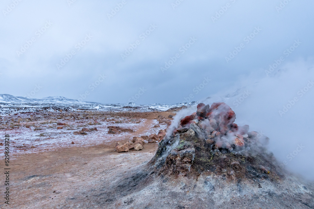 Foto de Hverir Hverarönd Geothermalgebiet, bekannt für sprudelnde ...