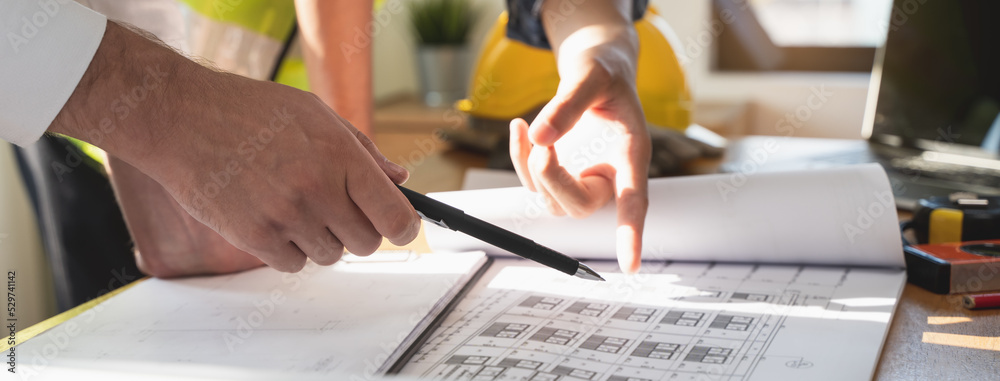 architect explaining client demand plan of construction on the table to ...