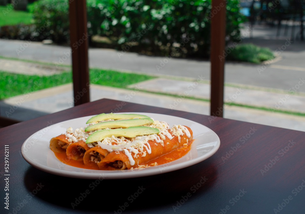 Ilustração do Stock: Entomatadas platillo mexicano tipico regional de ...