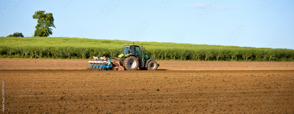 Champ en pleine campagne, labouré par le tracteur de l'agriculteur au ...