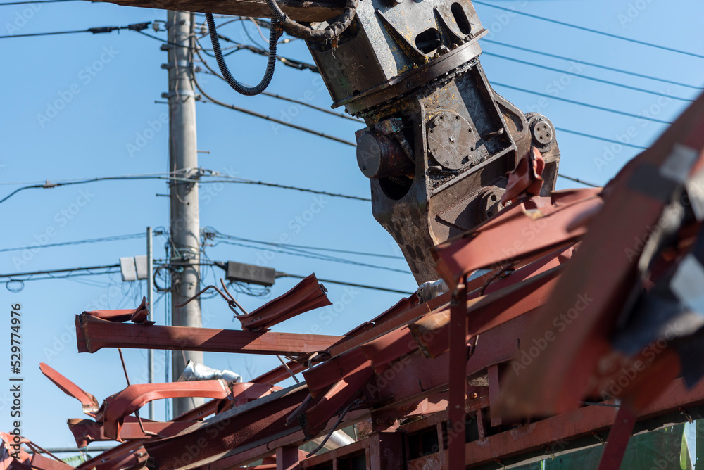 Demolition machines for dismantling steel-framed buildings ...