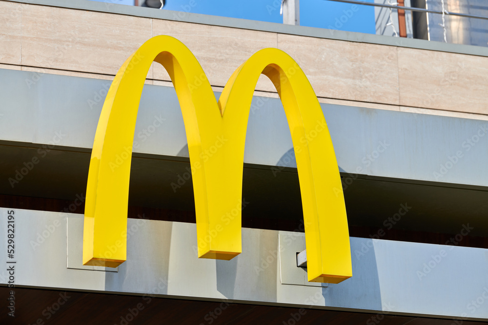 Fotografia do Stock: McDonalds logo on fast food restaurant branch ...