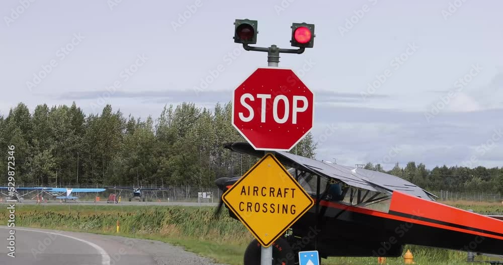 Vidéo Stock Anchorage, Alaska - August 7, 2022 : Sea plan crossing road ...