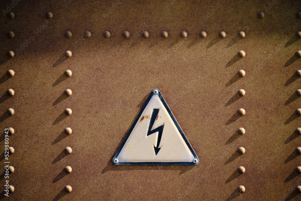 Sign with warning high voltage an old rusty metal surface. Stock-Foto ...
