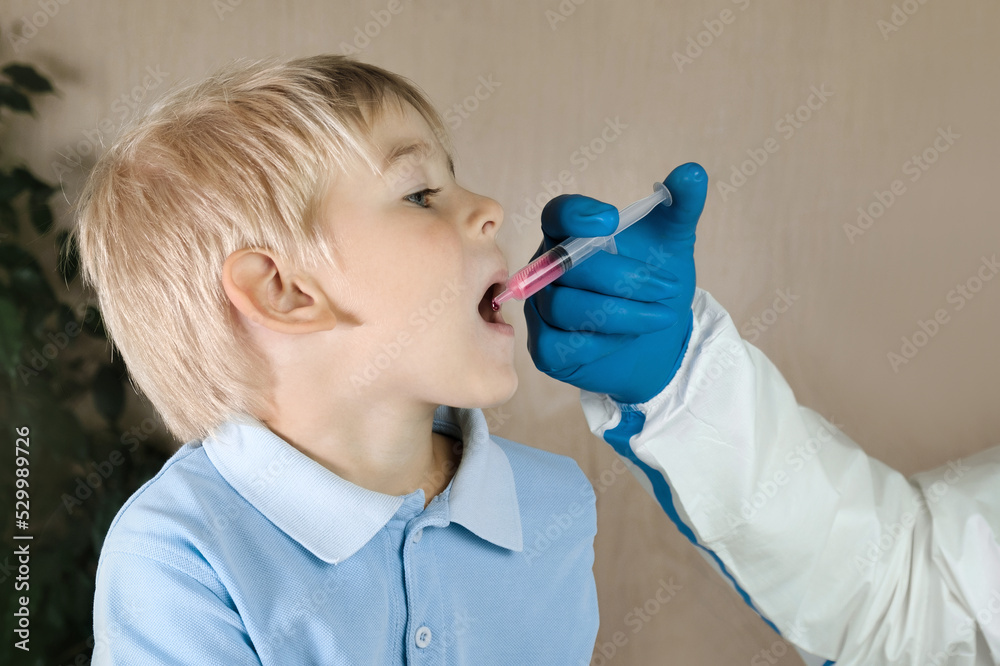 Foto de Kid getting polio drops. Doctor making to Child Oral ...