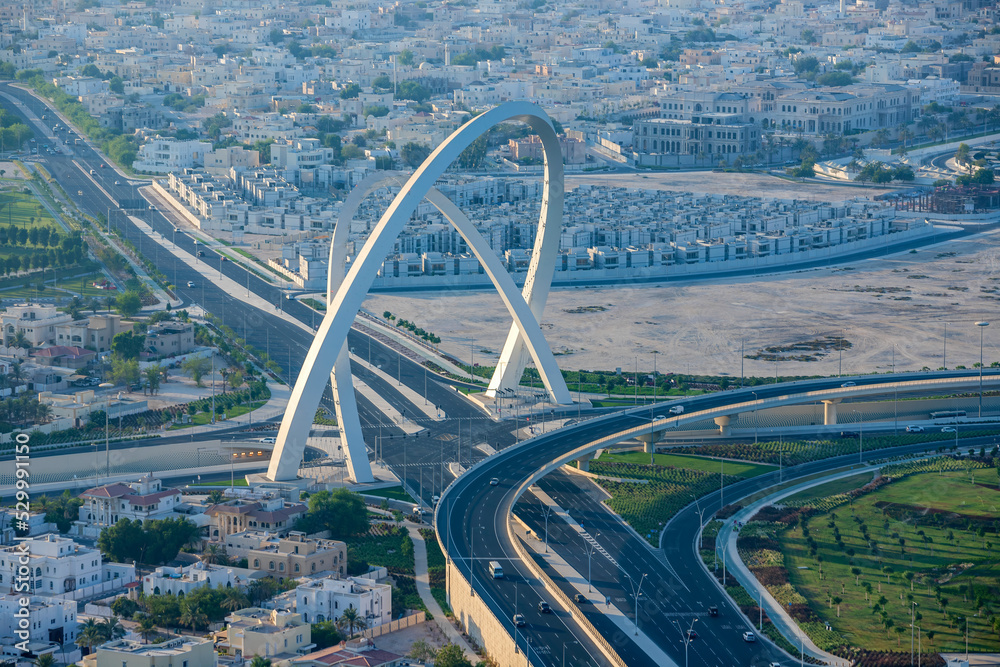 Foto de Aerial view of Al Wahda Bridge The Tallest Monument of Doha ...