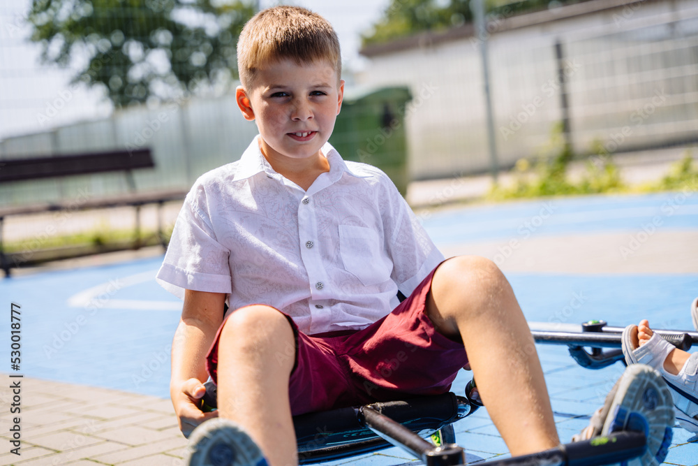 Foto de Portrait of juvenile racer boy sit in mimi bike in the school ...