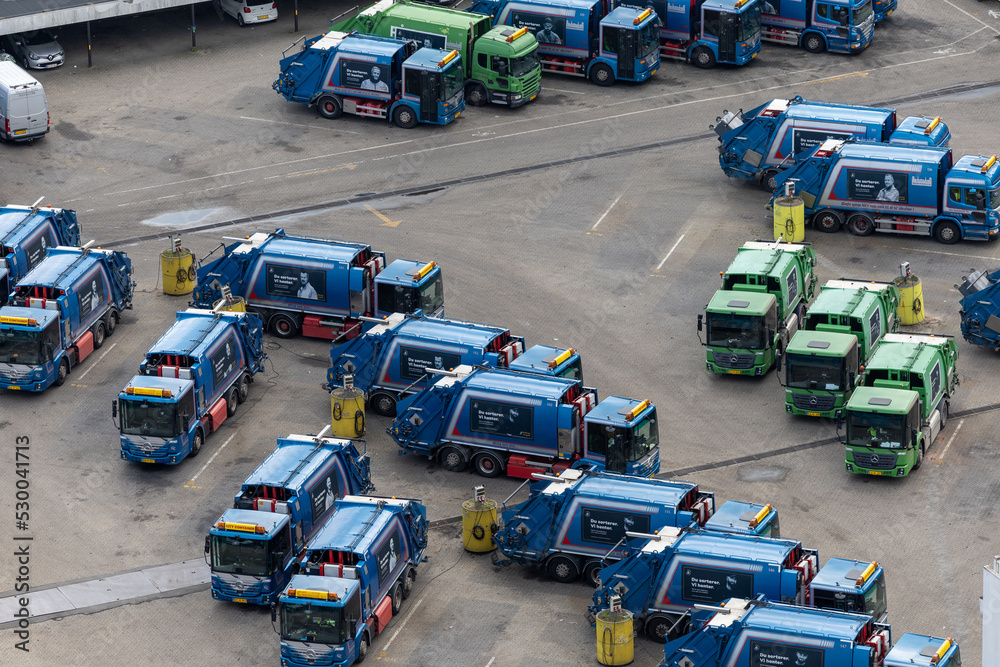 Foto de Copenhagen, Denmark A row of garbage trucks parked below the ...