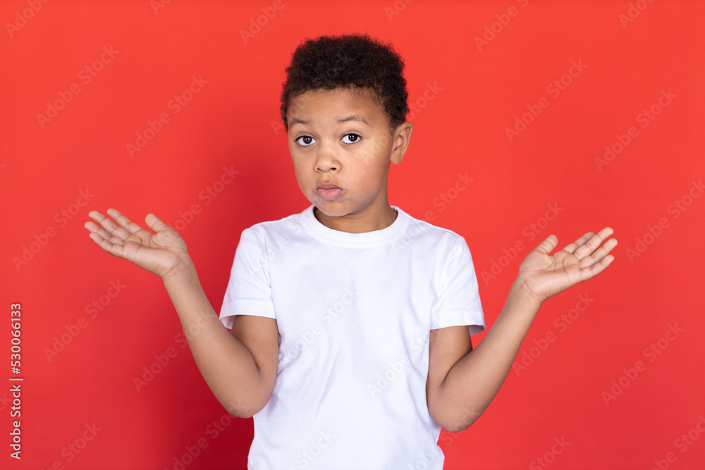 Foto Stock Portrait of ignorant preteen boy shrugging shoulders. Mixed ...